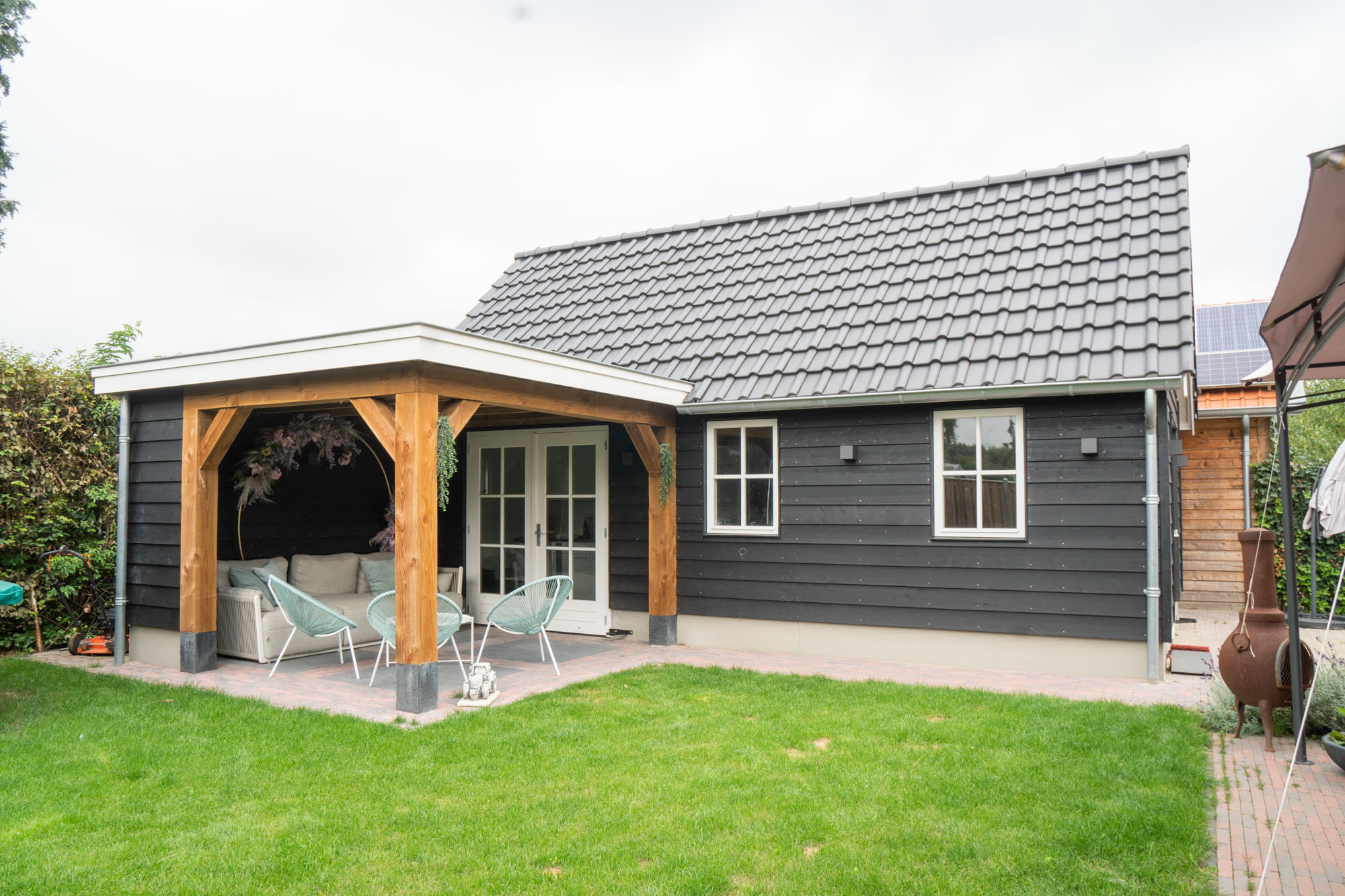 Houten hoek overkapping met schuur laten plaatsen? Geldersche Houtbouw