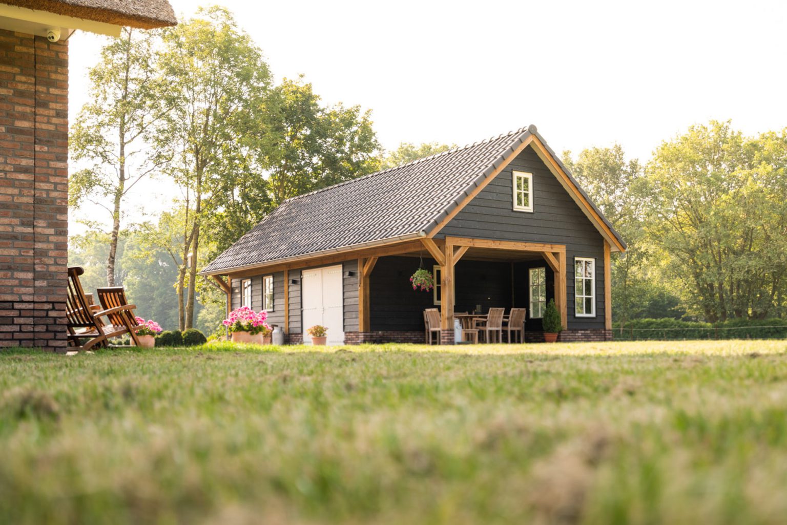 Houten garage met overkapping | Geldersche Houtbouw