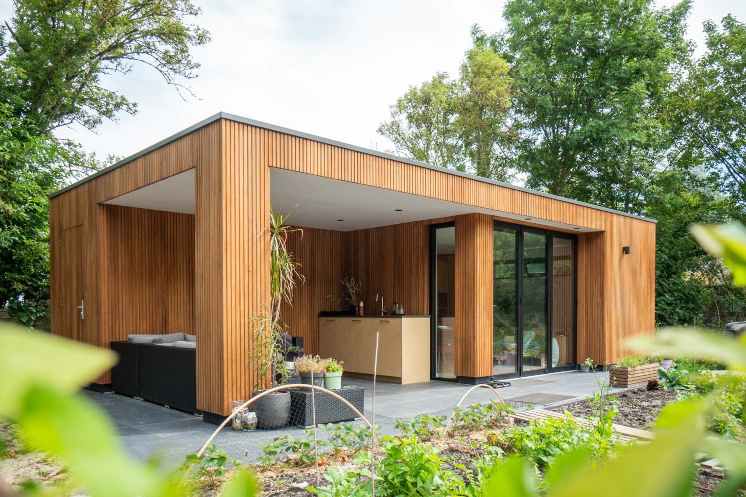 Moderne overkapping voor tuin kopen | Geldersche Houtbouw